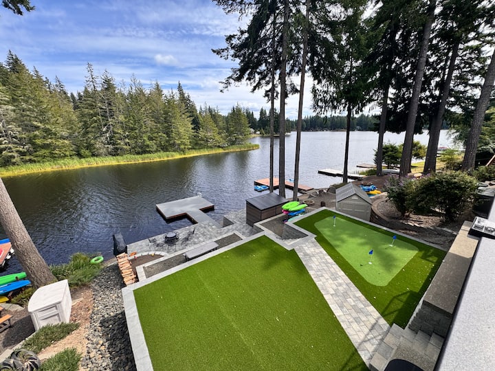 Lakefront Retreat | Dock, Golf, Hot Tub, & Arcade - Washington