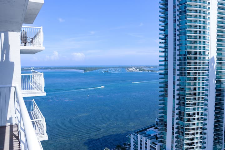 30th Fl Bay View / Brickell Condo + Free Parking - Miami