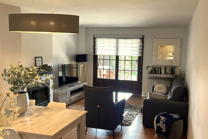Amplia Vivienda Renovada Con Gran Terraza Y Jardín - Jaca