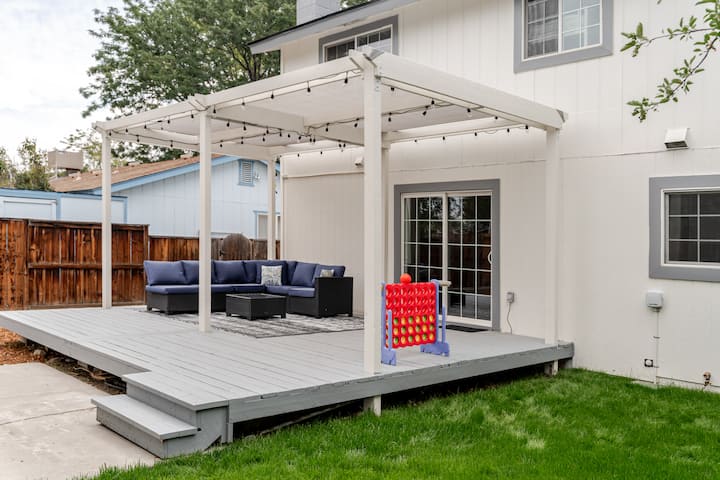 *New* Roomy | Big Backyard | Deck | Games | 65" Tv - Reno