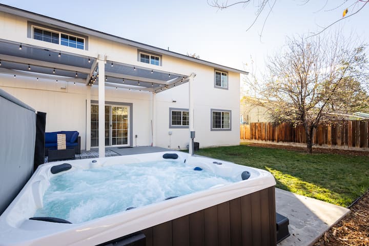 *New* Roomy | Big Backyard | Deck | Games | 65" Tv - Reno