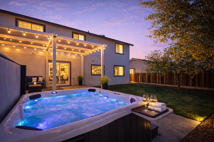 *New* Roomy | Big Backyard | Deck | Games | 65" Tv - Reno, NV