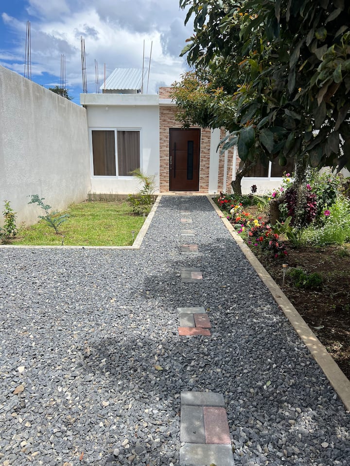 Casa Espaciosa Con Tranquilidad Y Privacidad - Comalapa