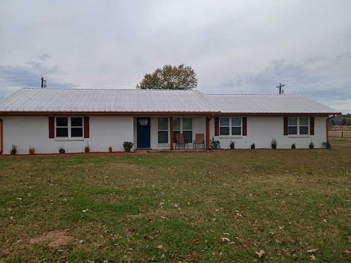 Blue Door Cottage - Hooks, TX