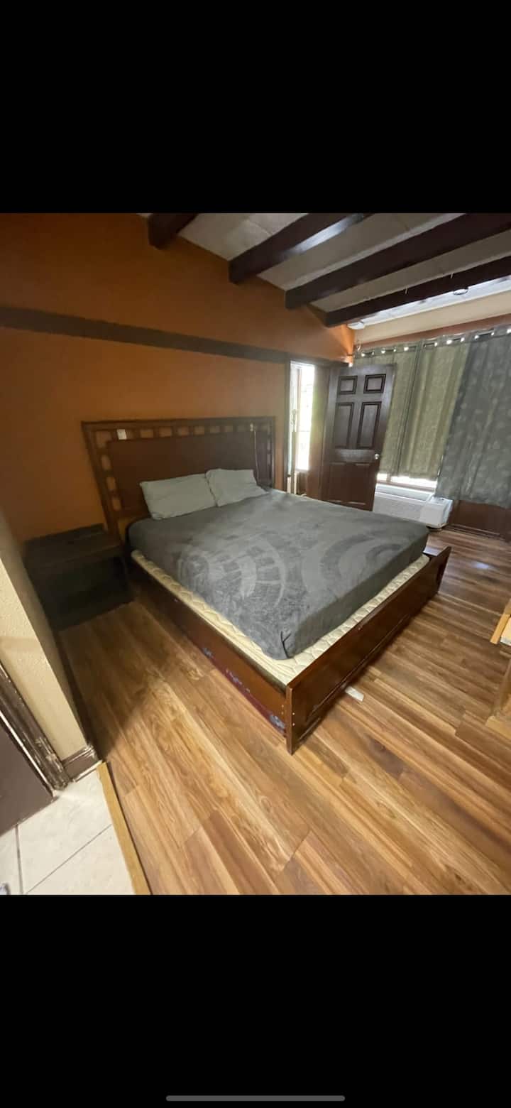(239) 1 King Br/1 Bath Apt W/ Full Kitchen - Baton Rouge