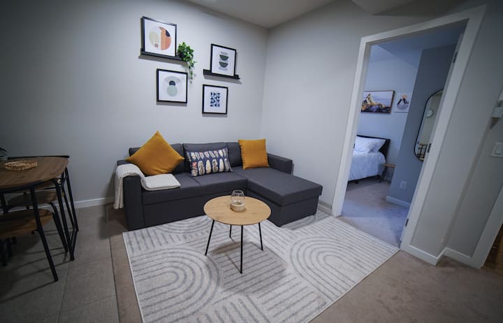 Modern & Cozy Apartment - Free Parking - Calgary