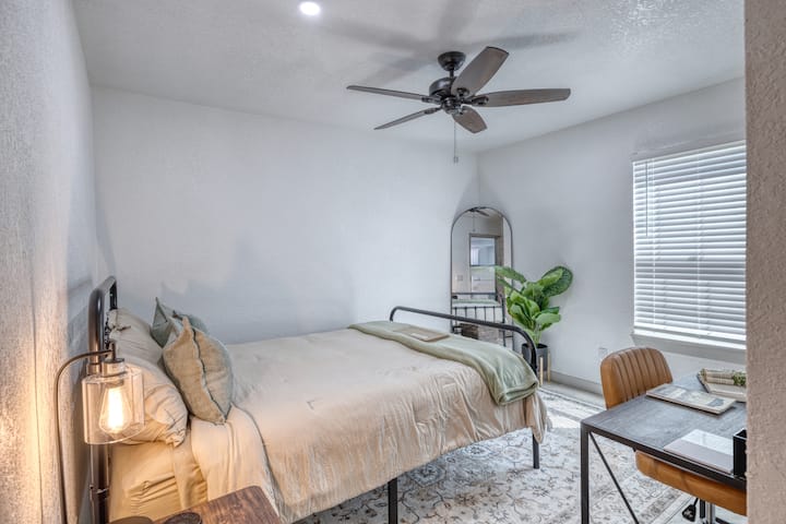 Southern Modern Comfort | Private Room In Uvalde - Uvalde, TX