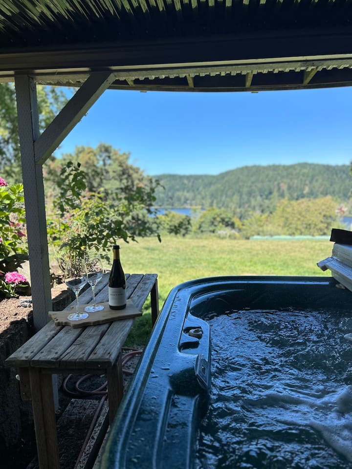 Serene Retreat With Mtn And Lake Views On Acreage! - Anacortes, WA