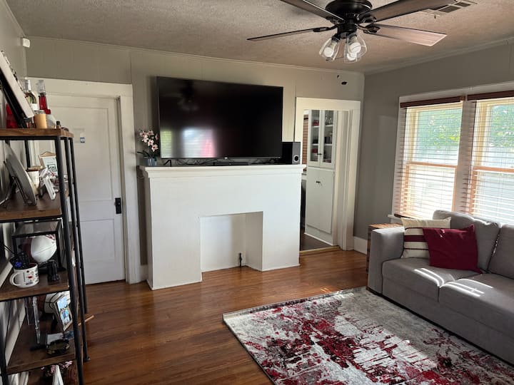 Campus Corner House W/ Parking & Big Yard - Norman, OK