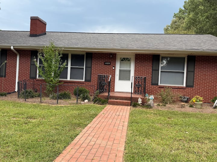 The Cardinal Getaway - New London, NC