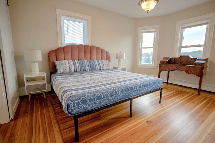 5 Min To Salem~comfy King Beds - Salem, MA