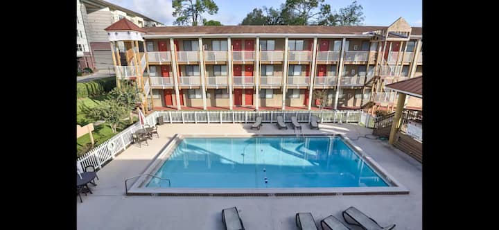 7 Min Walk To Doak/fsu, Gated, Pool, Fast Wi-fi - Tallahassee, FL