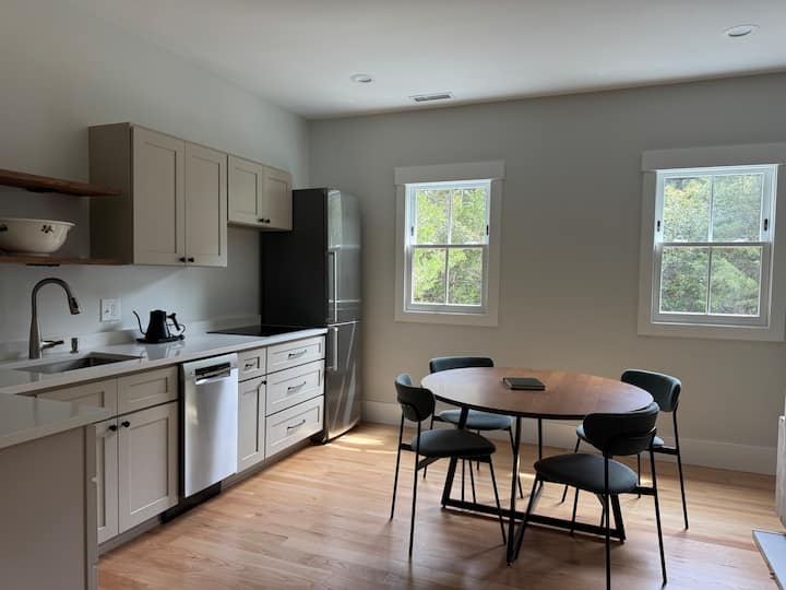 Spacious Light Filled Apartment In Chapel Hill - Carrboro, NC