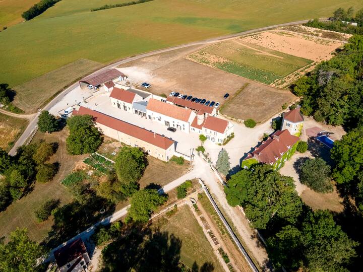 Maison Dans Un Domaine Au Bord De L’yonne - Yonne