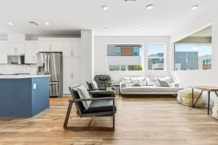 Lyon Street Townhouse Close To Everywhere! - Santa Ana, CA
