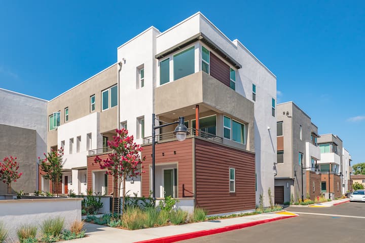 Lyon Street Townhouse Close To Everywhere! - Tustin