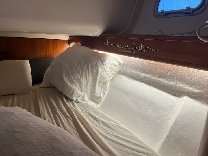 Experiencia De Dormir En Velero 
Cerca Barcelona - Castelldefels