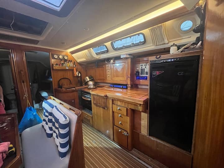 Experiencia De Dormir En Velero 
Cerca Barcelona - Casteldefels