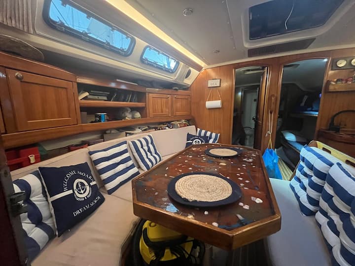 Experiencia De Dormir En Velero
Cerca Barcelona - Garraf