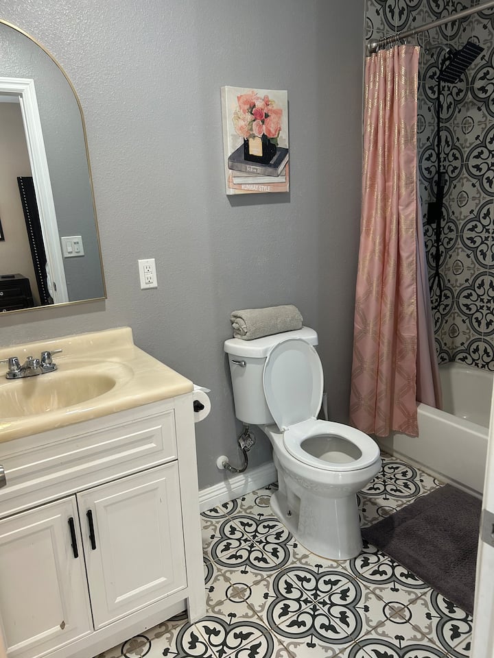 Cozy 3 Bed/2 Bath Home - Bakersfield, CA