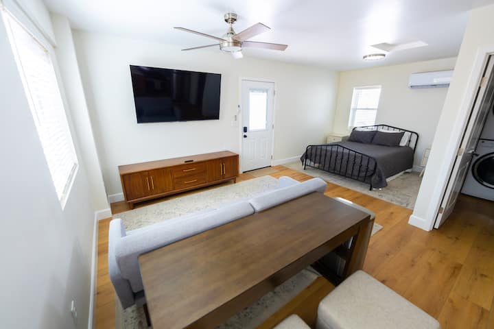 Cozy Studio Near Downtown Bakersfield - Bakersfield, CA