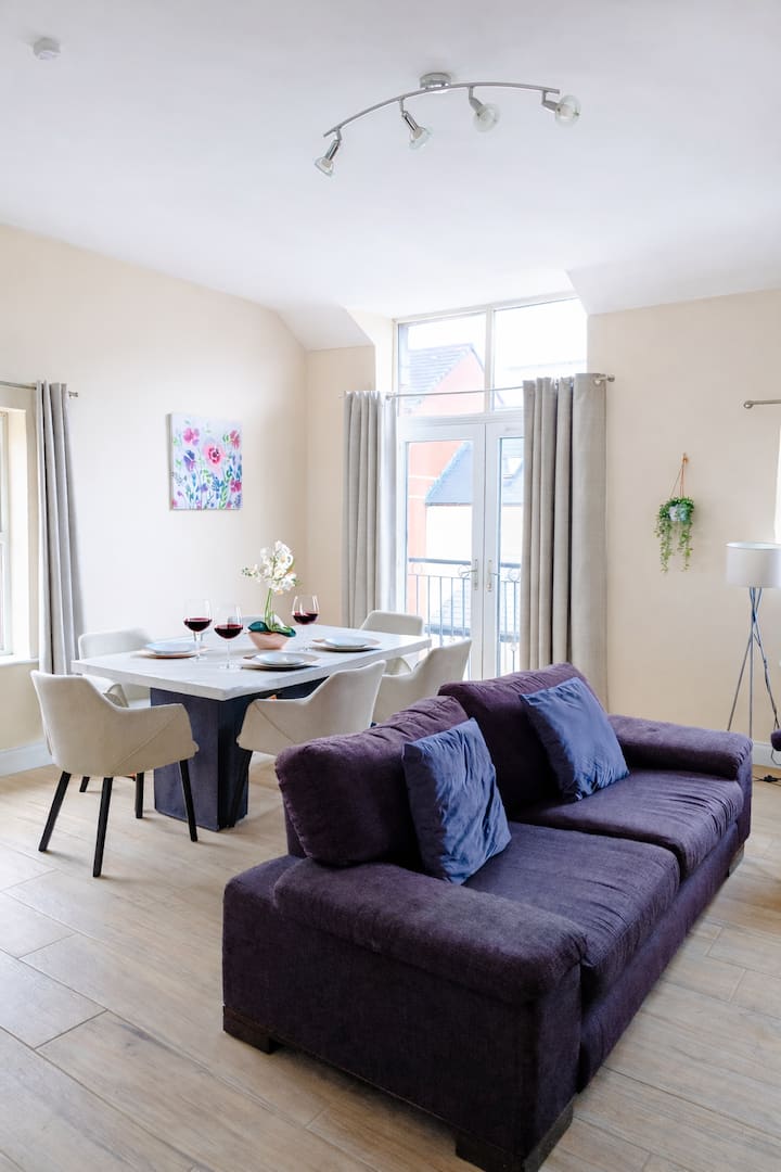 Prime, Bright City Centre Apartment A, Sleeps 6, - Belfast