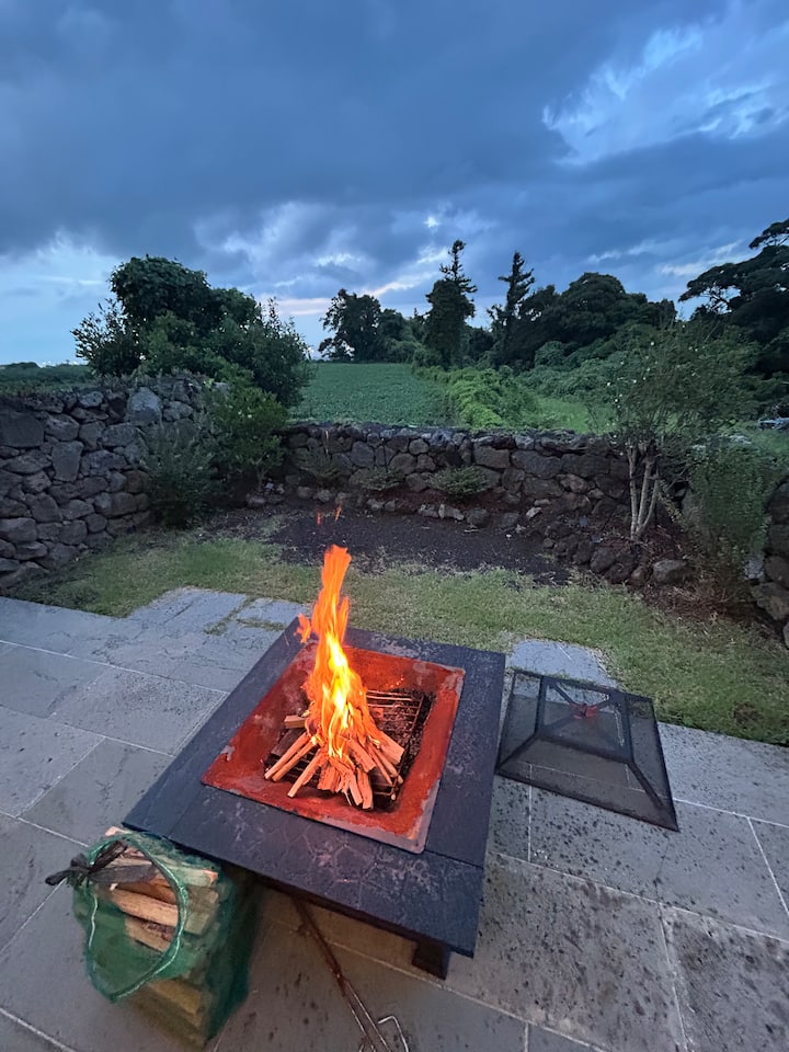 겨울특가할인/제주공항20분/야외자쿠지.족욕탕무료/32평독채/넓은마당 무료바베큐/마당오션뷰 - Jeju-si