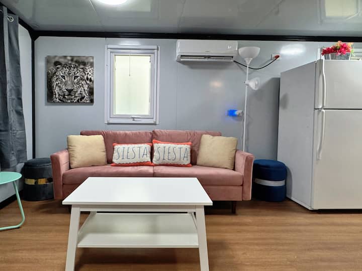 2b1b 私人露台的独立露营集装箱小房子 - West Covina, CA