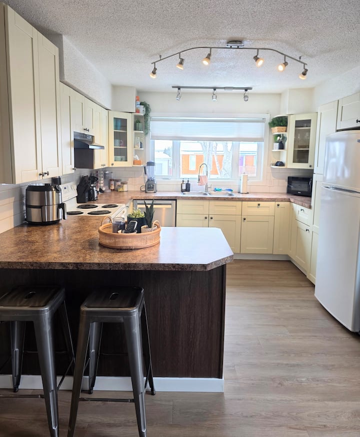 No Clean Fee•charming Home•1k+2q•yard+bbq - Innisfail, AB, Canada