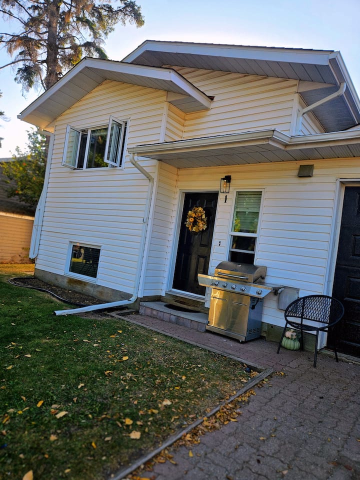 Cozy Entire Home•no Cleaning Fee•1k & 2q+ Yard/bbq - Innisfail
