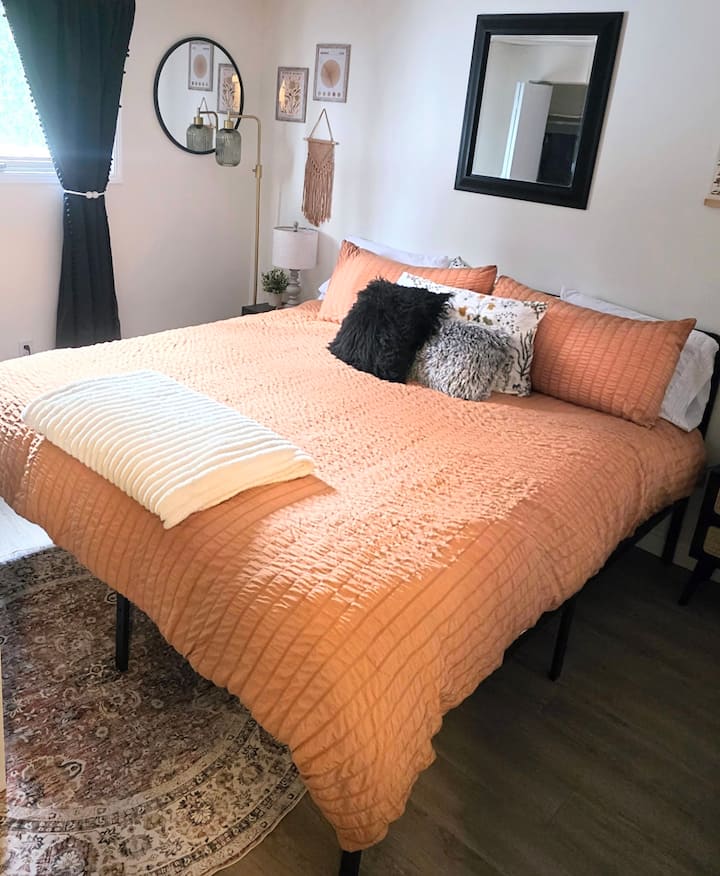 Cozy Corner•2-lvl Home Near Reddeer•1k+2q•yard+bbq - Innisfail, AB, Canada