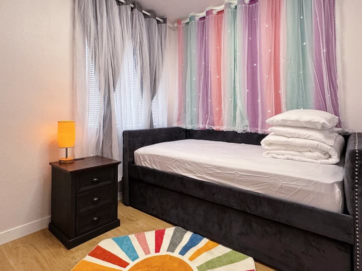 迷人温馨的三卧家庭度假屋,带院内停车位 · 非常适合儿童与长住旅客 - West Covina