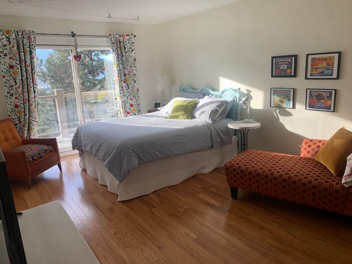 Curlew Orchard 'Hidden Rose' Suite - Vernon