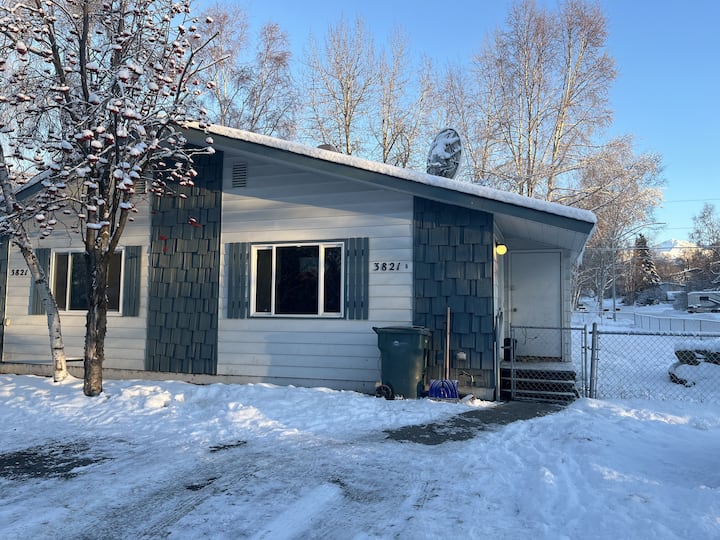 Family-friendly 3br • Fireplace • Quiet • Pets Ok - Anchorage, AK
