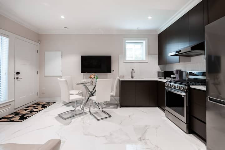 Modern & Luxurious 2 Bed 2 Bath & Gym - Burnaby