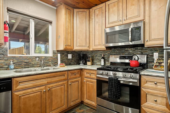 Lawliss Hideout, Steps To Village W/ Hot Tub - Big Bear Lake, CA