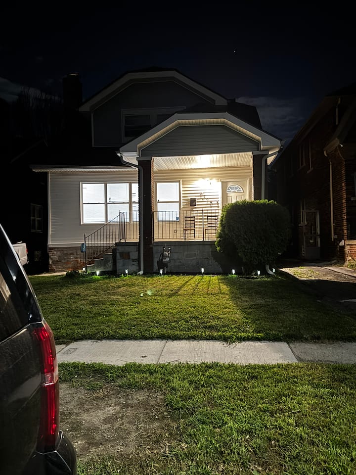 Spacious 5 Bedrooms And 2 Full Baths - Dearborn, MI