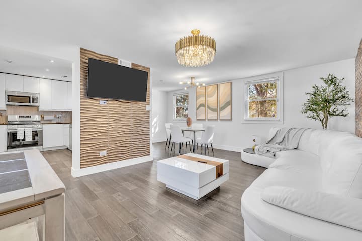 Cozy And Sunlit Retreat In A Quiet Neighborhood! - Oak Brook, IL