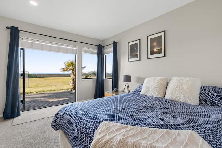 Ocean's Edge -Beachfront Retreat With Tennis Court - Papamoa