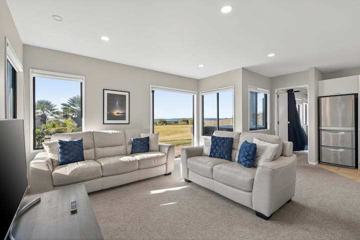 Ocean's Edge -Beachfront Retreat With Tennis Court - Papamoa