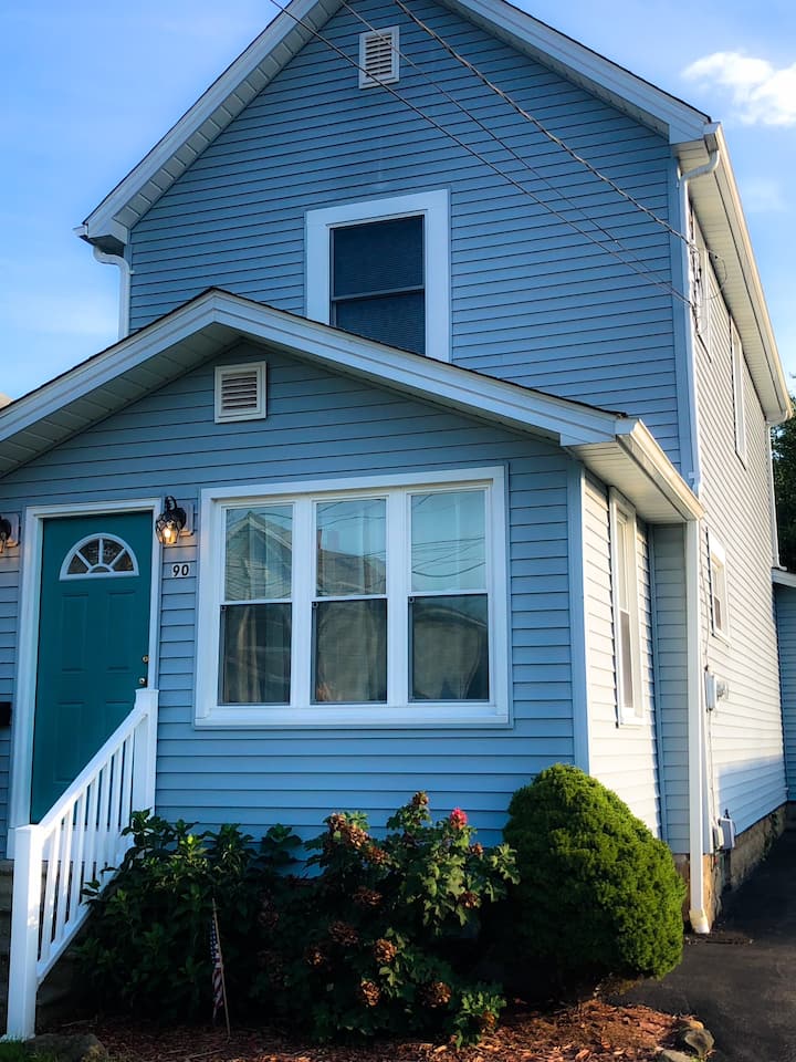 The Cozy Teal Door House (Fenced Backyard!) - Youngstown, OH