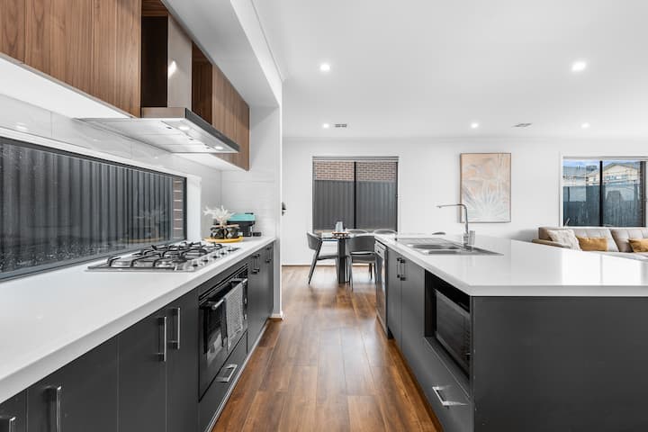 Bright & Roomy – 5br Clyde North Home - Beaconsfield