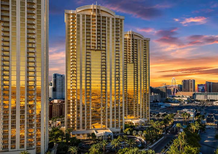 Luxury Suite | Strip View Balcony | 2 Full Baths - NAB Show
