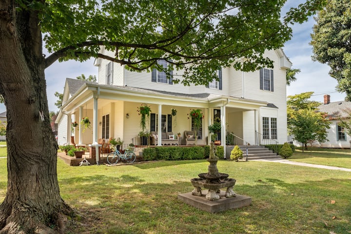 3 Br Historic Downtown Home W/ Porch + Pool Table - Cedar Hill, TN