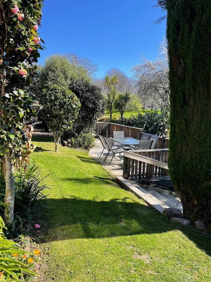 Quiet Private Central Living By A Beautiful Stream - Blenheim