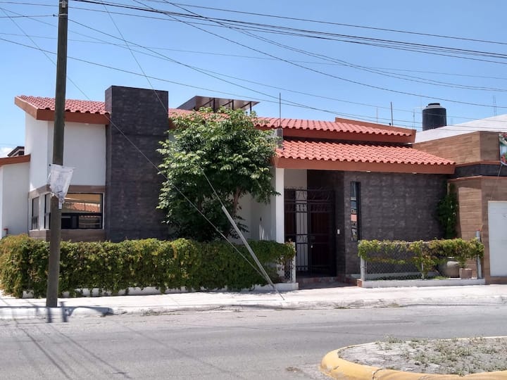 Residencia Bien Ubicada Al Sur De Saltillo - Saltillo