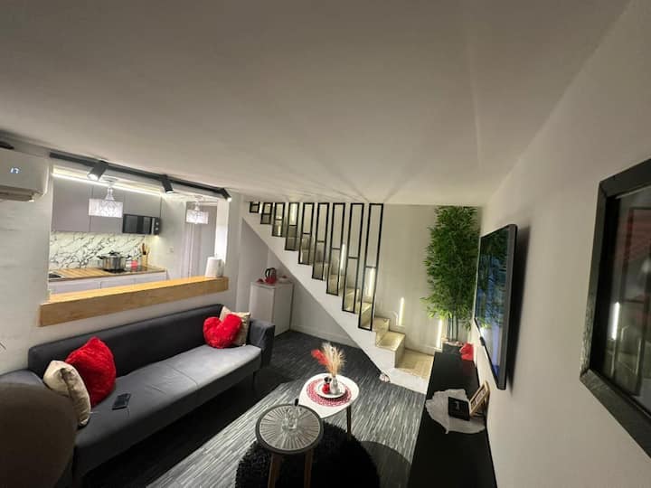 Studio Moderne Et Chaleureux Avec Escalier Design. - Cameroon