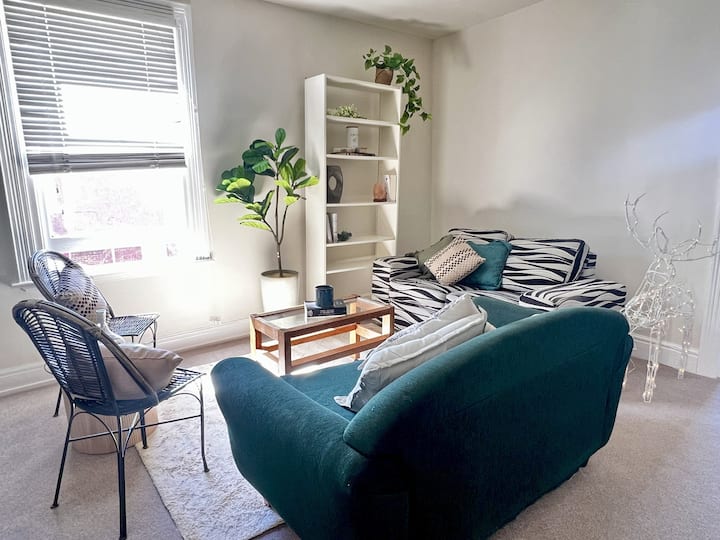Walk Everywhere! West Hobart 2br City Base - Hobart