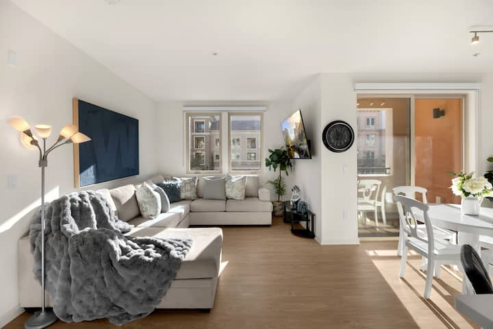 Resort-style 2 Bedroom Apartment By Spectrum Mall - Costa Mesa, CA