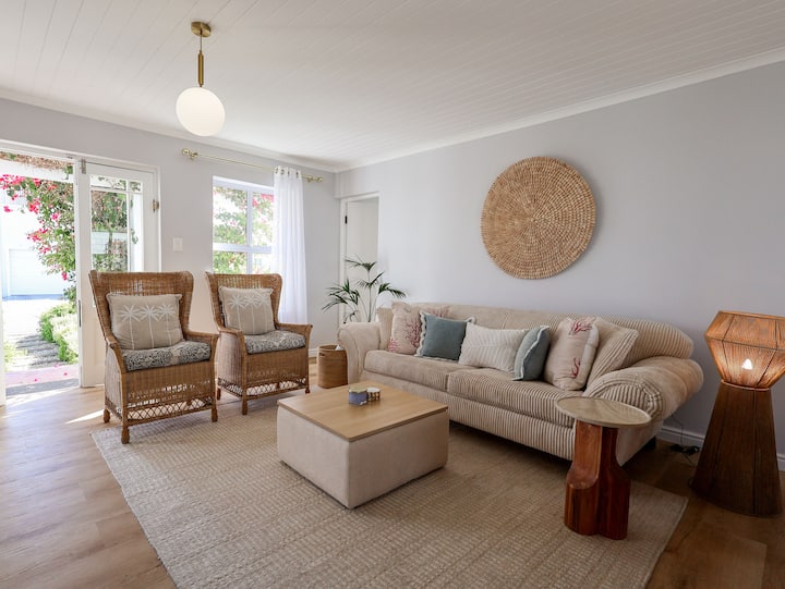 Stylish Coastal Home + Pool + Walk To Cliff Path - Hermanus